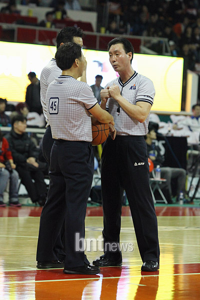 [bnt포토] SK vs KCC '판정에 대해 다시 상의하는 심판들' | bnt뉴스