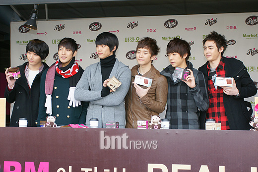 [포토] 2PM '이쪽저쪽 카메라를 향해 포즈를 잡으며' | bnt뉴스