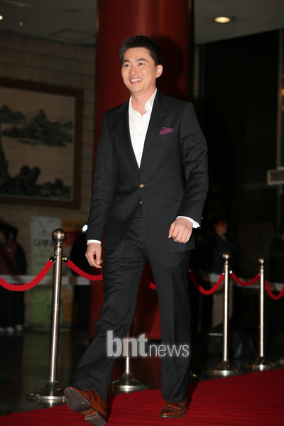 [bnt포토] 당당한 걸음으로 입장하는 배우 김석훈 | bnt뉴스