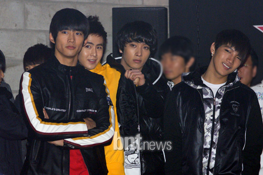 [포토] 패션쇼를 마치고 B-Boy팀의 댄스를 관람중인 2PM | bnt뉴스