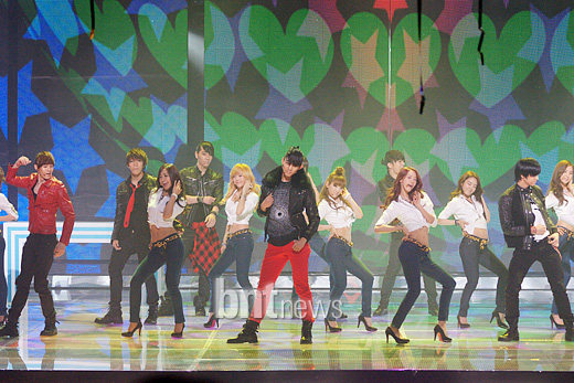 [bnt포토] 소녀시대와 2PM '화려한 무대 퍼포먼스로 새해를 축하하며' | bnt뉴스