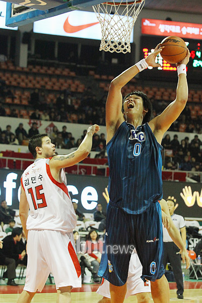 [bnt포토] 하승진 '골밑을 위협하는 KCC의 거인' | bnt뉴스