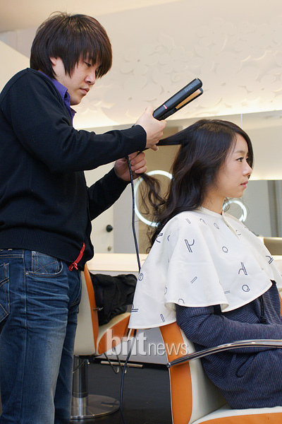 [bnt포토] 모델 조수아의 머리를 직접 시술하고 있는 B2y의 디자이너 | bnt뉴스