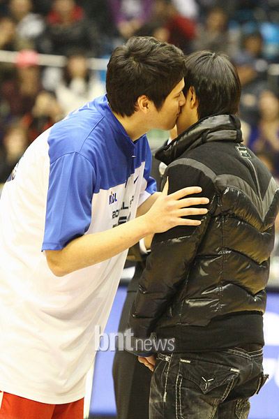 [포토] 2009-2010 프로농구 올스타전 '조금은 당황스런 선물' | bnt뉴스