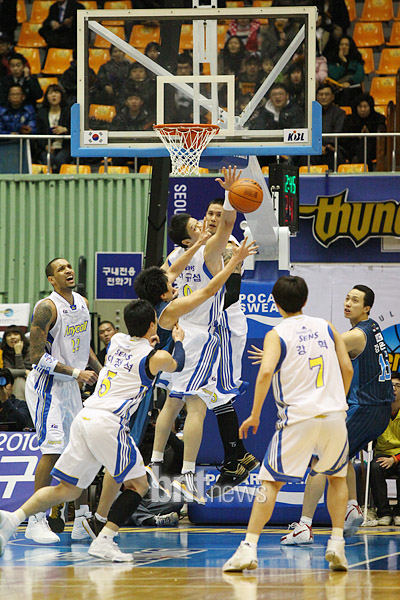 [bnt포토] 삼성 vs KCC '골 넣기 어렵네' | bnt뉴스