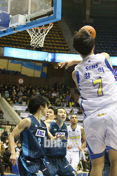 [bnt포토] 삼성vs KCC '공은 어디로' | bnt뉴스