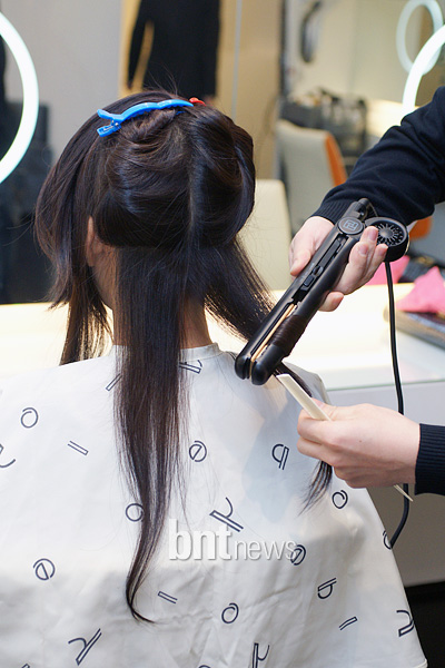 [bnt포토] B2y의 제품을 직접 체험해보는 조수아 | bnt뉴스