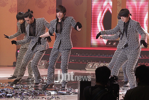 [bnt포토] 2PM의 역동적인 축하무대 | bnt뉴스