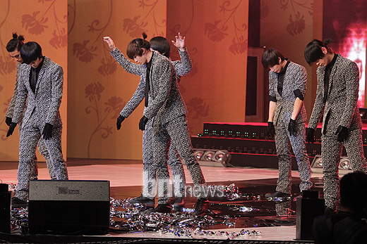 [bnt포토] 인기가수상을 수상한 2PM의 축하무대 | bnt뉴스