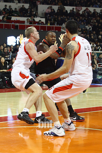 [bnt포토] 존슨 '공격하기 힘드네' | bnt뉴스