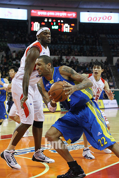 [포토] 삼성 vs SK '뚫어야 산다' | bnt뉴스