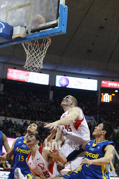 [포토] 삼성 vs SK '공을 향한 치열한 경쟁' | bnt뉴스