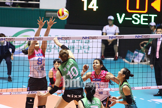 [포토] GS 칼텍스 배유나 '가볍게 넘겨 볼까나' | bnt뉴스