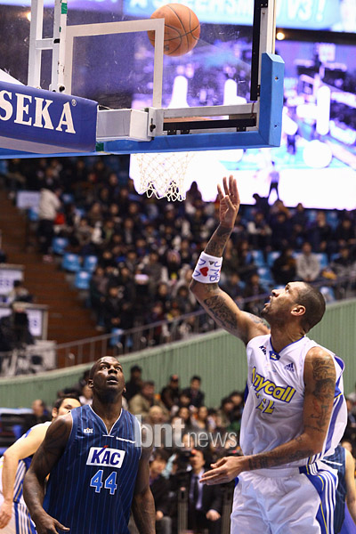 [포토] KCC 아이반존슨 '멍하니 바라볼 수 밖에' | bnt뉴스