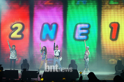 [포토] 무대에 등장한 2NE1 | bnt뉴스
