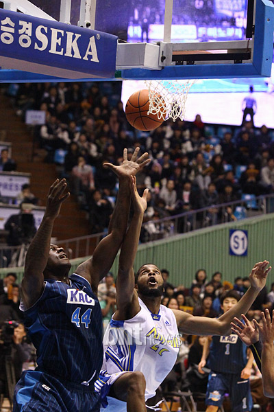 [포토] 삼성 vs KCC '내가 먼저 잡을거야!' | bnt뉴스