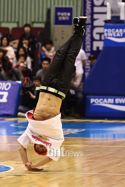 [포토] 삼성 vs KCC '비보이의 멋진 축하무대' | bnt뉴스