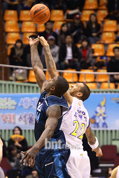 [포토] 삼성 vs KCC '처음부터 치열한 경기' | bnt뉴스