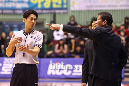 [포토] KCC 허재 감독 '레더 퇴장 말도 안돼!' | bnt뉴스