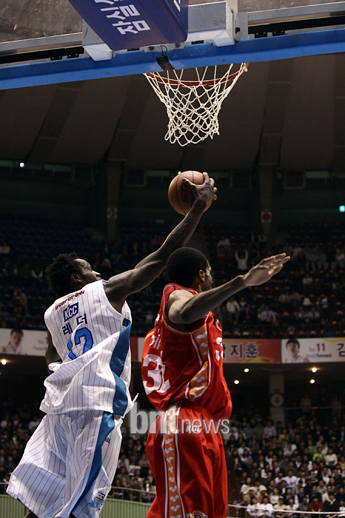 [포토] KCC vs 모비스 '레더, 잡았다!' | bnt뉴스