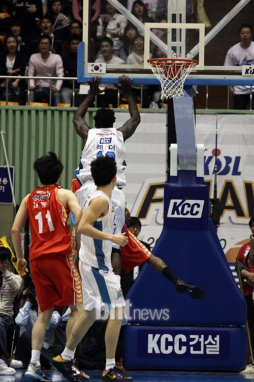 [포토] KCC 레더 '골대에 대롱대롱~' | bnt뉴스