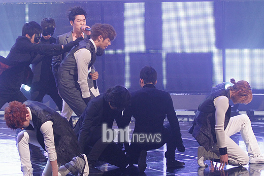 [포토] 멋진 무대를 선보이는 2AM의 '잘못했어' | bnt뉴스