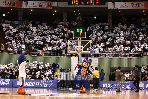 [포토] KCC vs 모비스 '경기장에 퍼진 하얀 물결' | bnt뉴스