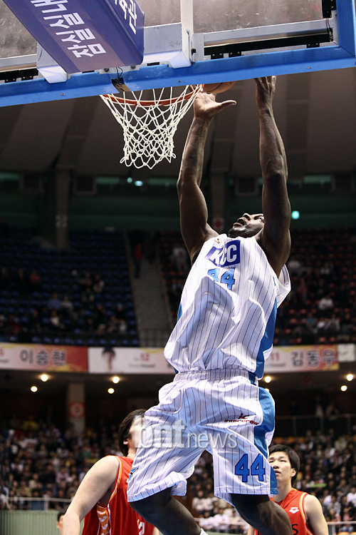 [포토] KCC vs 모비스 '아이반존슨의 놀라운 점프~' | bnt뉴스
