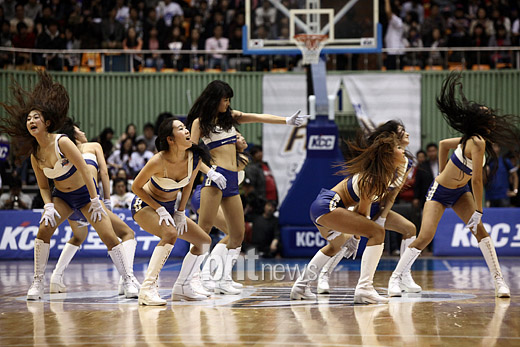 [포토] KCC 치어리더 '긴머리 휘날리며~' | bnt뉴스