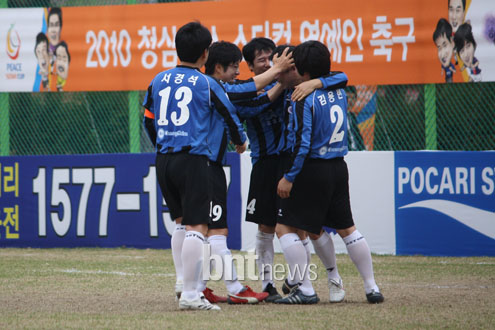 [포토]드디어 골! "잘 했다 FC리베로!" | bnt뉴스