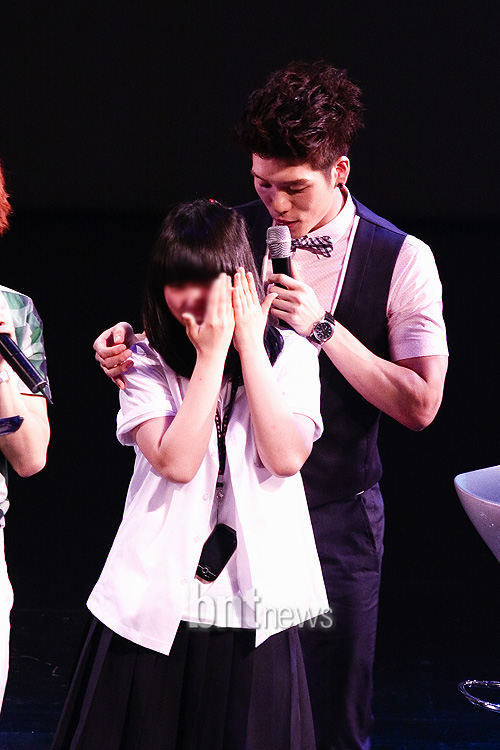 [포토] 2am 창민 '팬을 안아주는 팬서비스~' | bnt뉴스