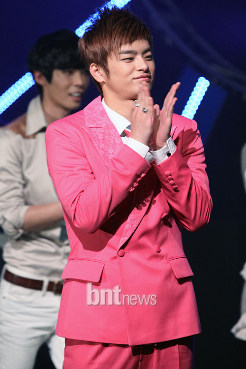 [포토] 서인국 '2PM의 1위를 진심으로 축하해주며' | bnt뉴스