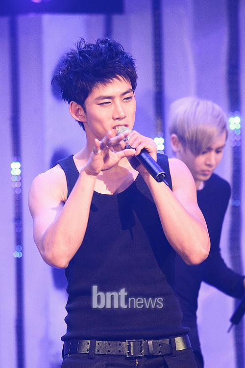 [포토] 2PM 택연 '게슴치레한 눈빛을 하고' | bnt뉴스