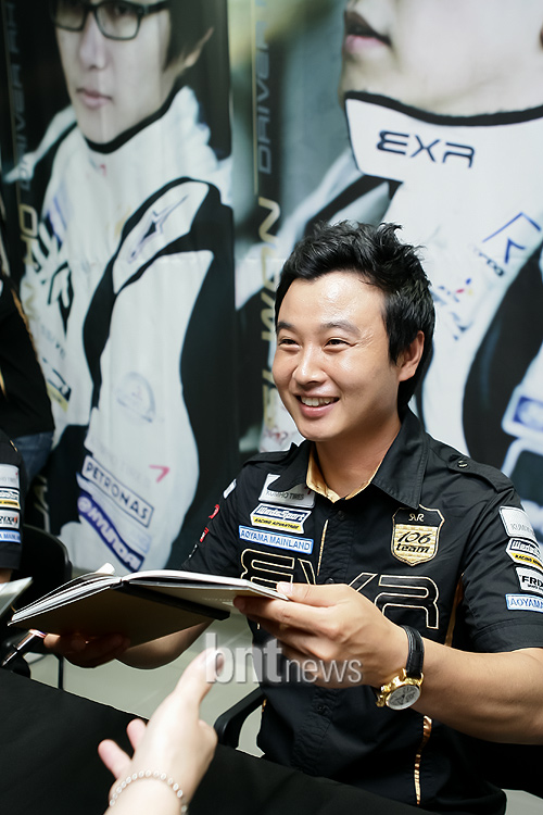 [포토] EXR TEAM 106 드라이버 유경욱 '제 사인이에요~' | bnt뉴스