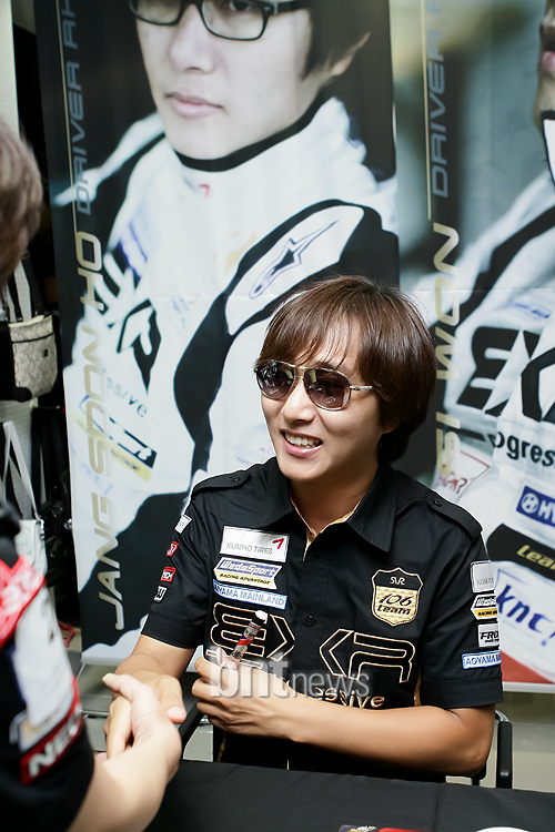 [포토] EXR TEAM 106 드라이버 장순호 '찾아온 팬에게 다정한 미소 지으며' | bnt뉴스