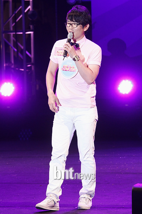 [포토] MC 윤형빈의 재치있는 진행 | bnt뉴스