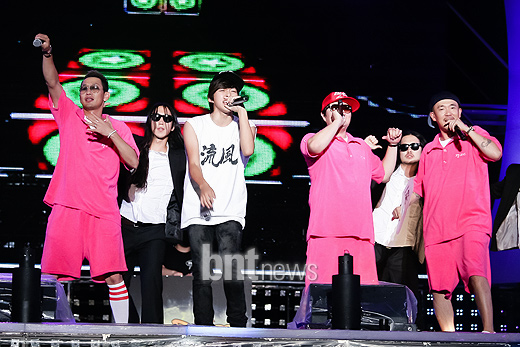 [포토] 동호 'DJ DOC 형님들과 멋진 무대' | bnt뉴스