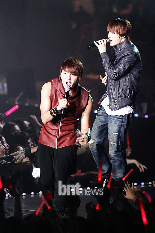 [포토] 준수-재중 'JYJ의 치명적인 매력 뽐내며~' | bnt뉴스