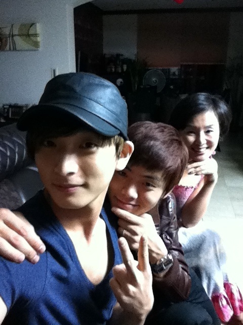 2AM 진운 "엄마랑 형이랑" 우월한 가족사진 공개 | bnt뉴스