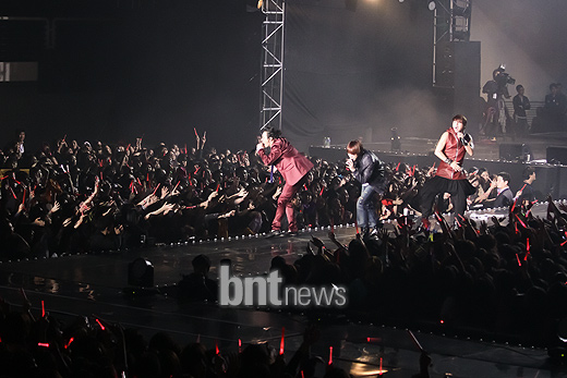 [포토] JYJ '관객과 하나되는 환상적인 무대' | bnt뉴스