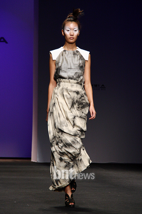 [포토] 2011 S/S 시즌 셔링 롱 드레스 제안 | bnt뉴스