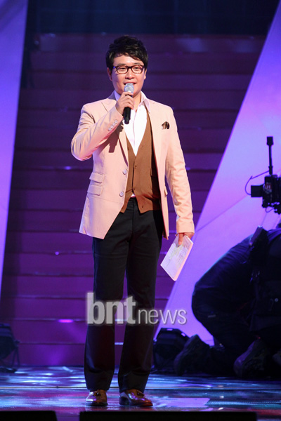 [포토] 김성주 '슈퍼스타K2 Top 4를 소개합니다~' | bnt뉴스