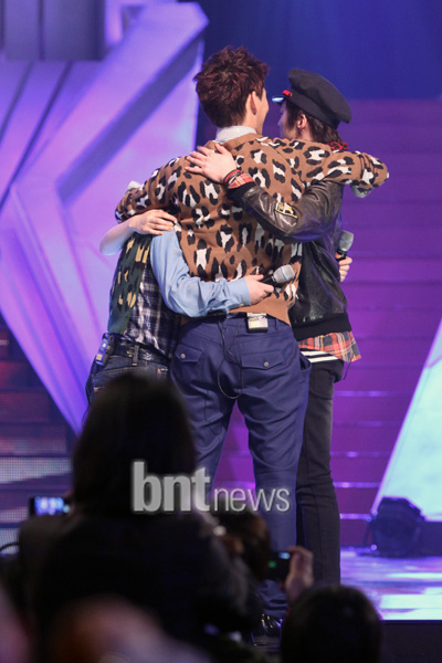 [포토] 슈퍼스타K2, 강승윤의 탈락을 위로하는 TOP3 | bnt뉴스