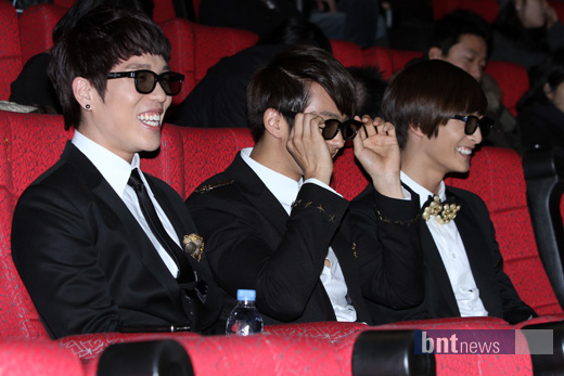 [포토] 3D안경 쓴 2AM 멤버들 '맨인블랙의 요원들 같네' | bnt뉴스