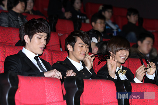 [포토] 2AM '저희도 3D안경 쓰고 쇼케이스 봐요' | bnt뉴스