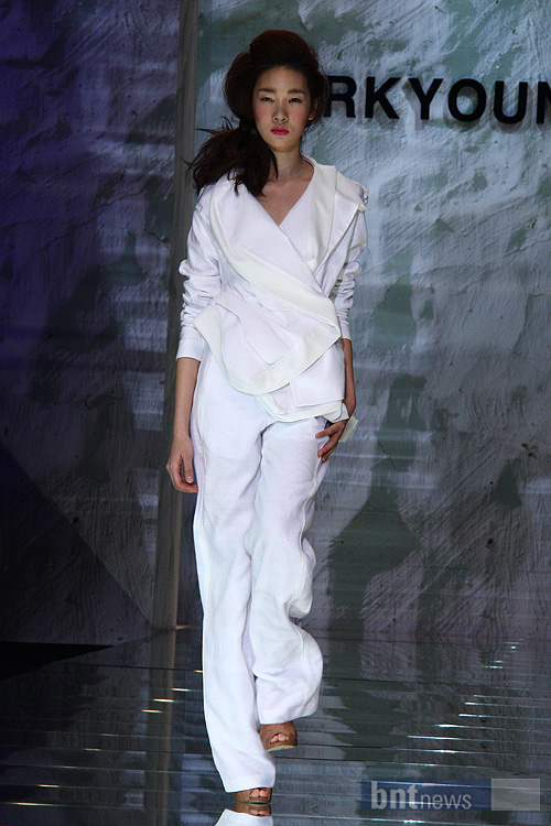 [포토] 박윤수 디자이너의 2011 S/S 패션 제안 | bnt뉴스