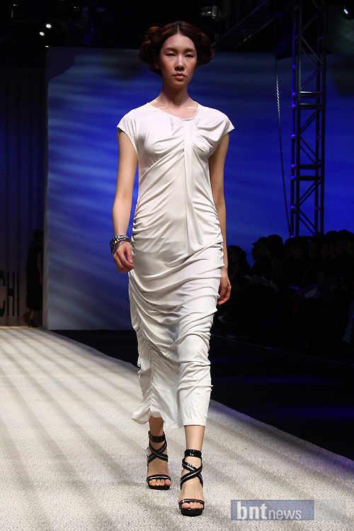 [포토] 박항치 디자이너의 2011 S/S 패션 제안 | bnt뉴스