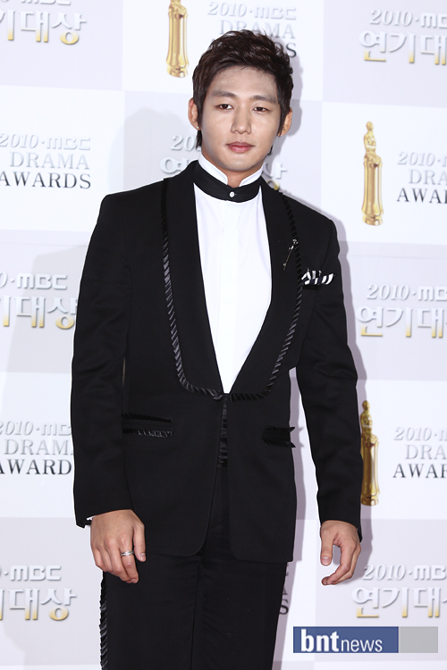[포토] 2010 MBC 연기대상 '이태성의 파우더 굴욕?' | bnt뉴스