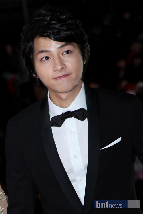 [포토] 2010 KBS 연기대상 송중기 '여러분 많이 추우시죠?' | bnt뉴스