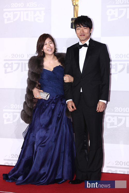 [포토] 2010 KBS 연기대상 '김지영-이종혁, 다정한 포즈로~' | bnt뉴스